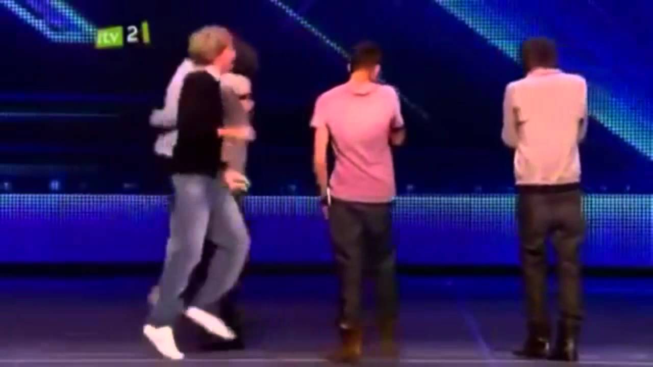 Louis jumping in Harry's arms - YouTube