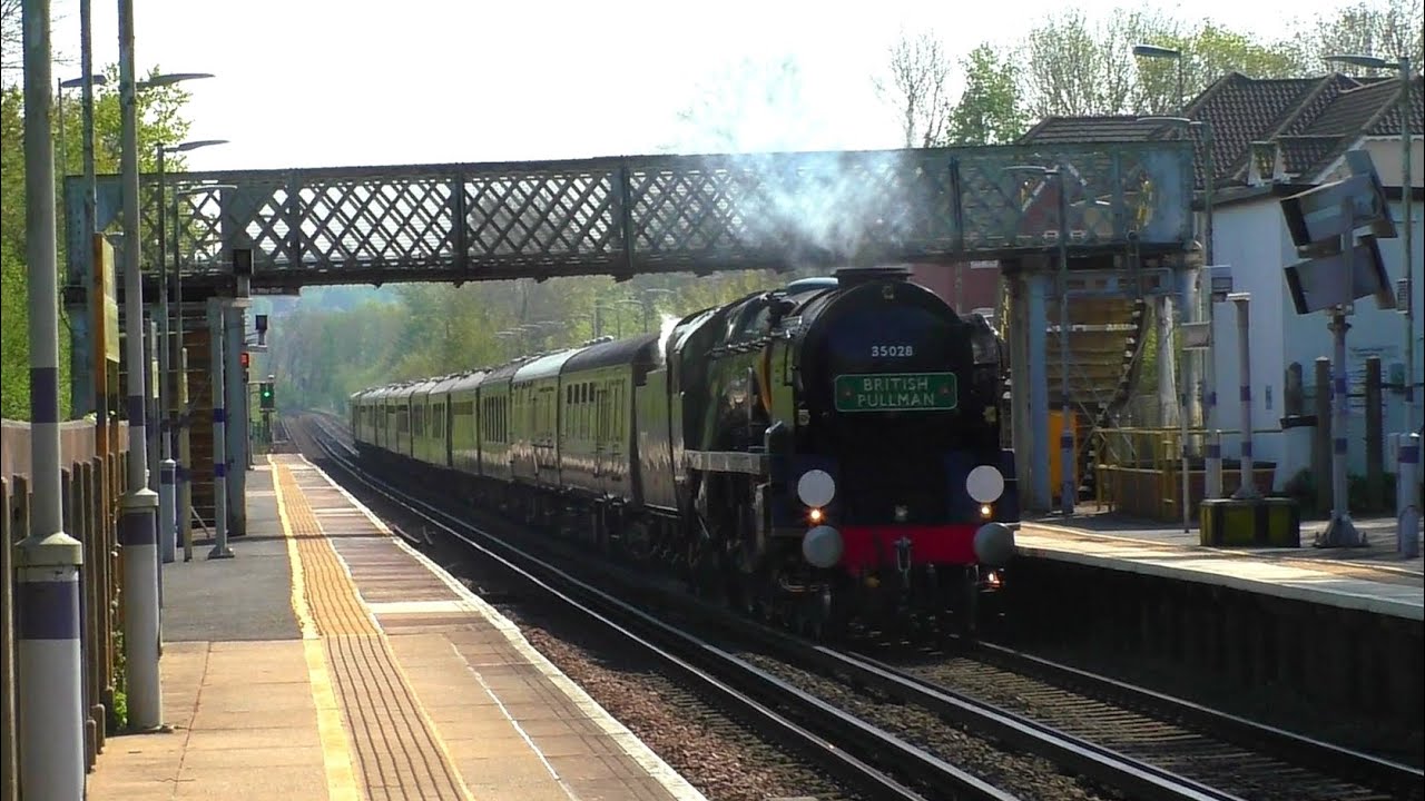 35028 Clan Line heads through Dunton Green hauling the British Pullman ...