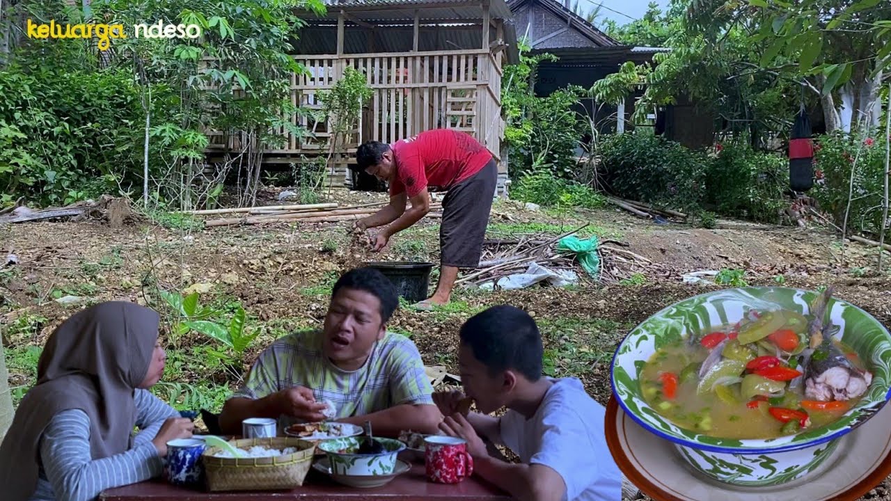 suasana desa, masak garang asem ikan laut untuk makan bersama keluarga ...