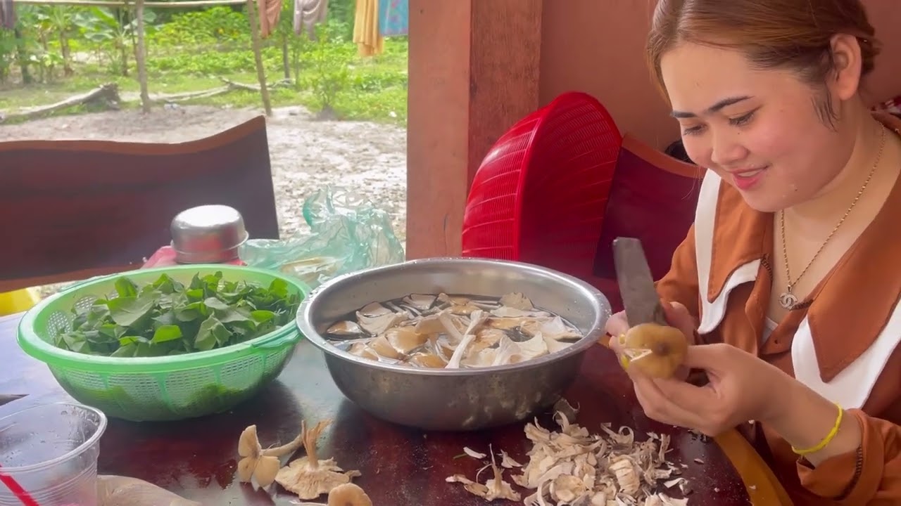 សម្លប្រហើរទំពាំងហូបជុំគ្រួសារ | Family grape soup - YouTube