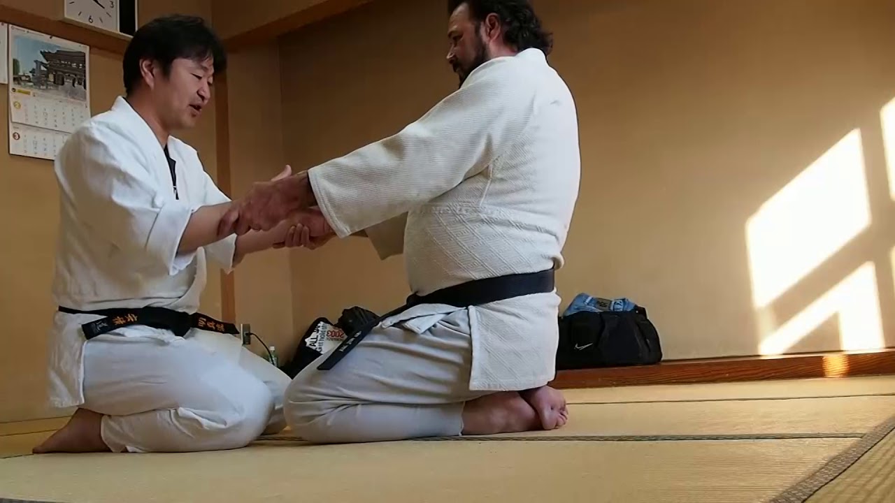 Introducing the Basic Aiki techniques of Meishinryu. - YouTube