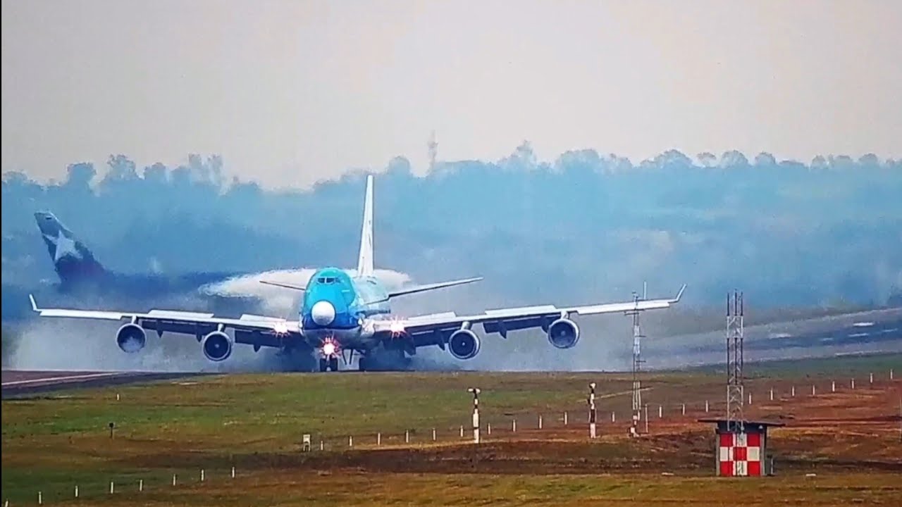ESPETACULAR - GIGANTE AERONAVE BOEING 747 SECA A PISTA DURANTE O POUSO ...