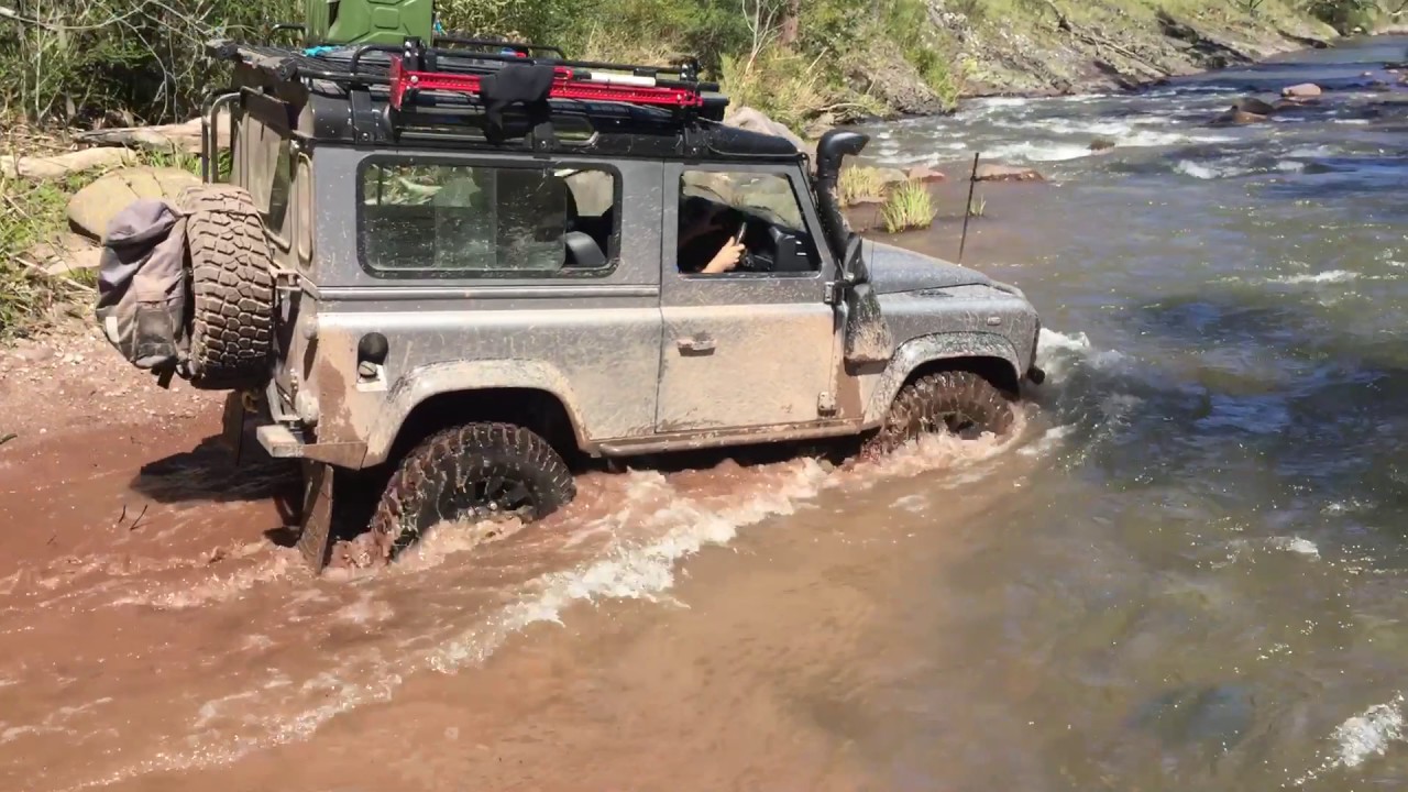 Defender 90 crossing Macalister river - YouTube