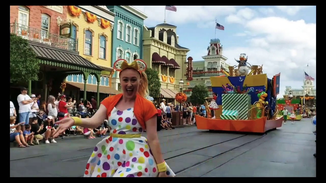 MICKEY MOUSE CLUBHOUSE PARADE @ DISNEYLAND - YouTube