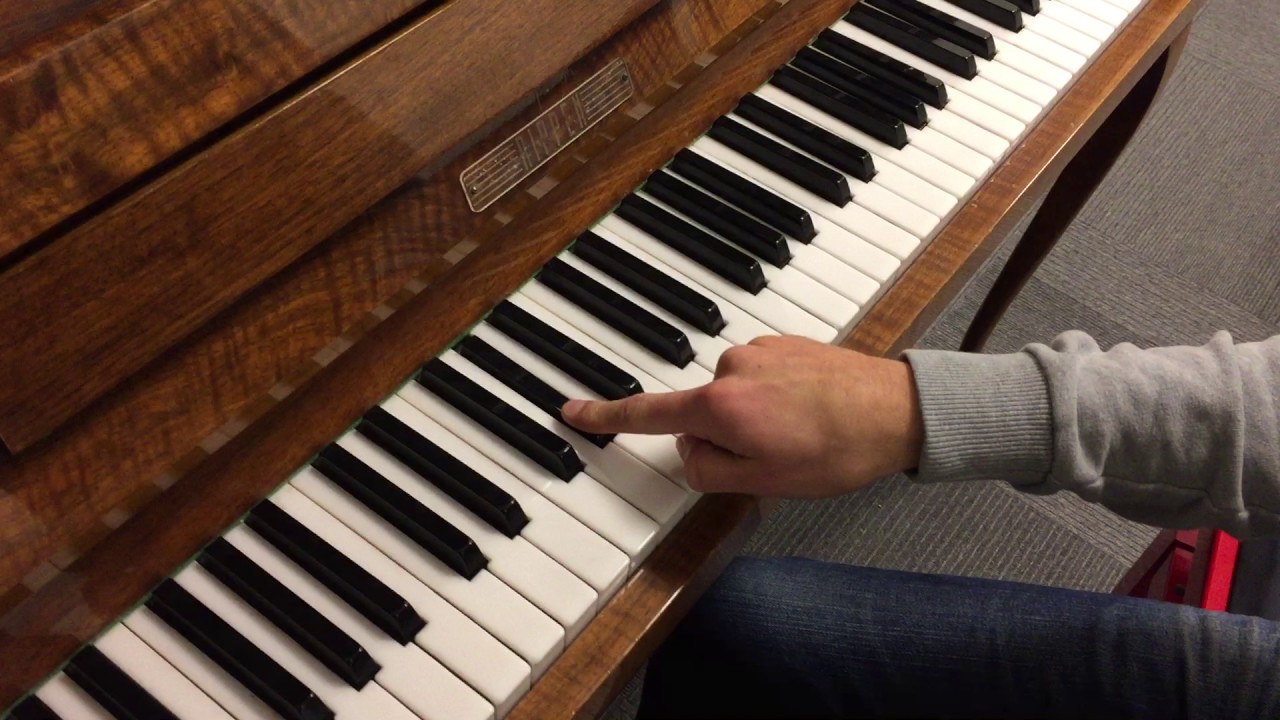 spela durskala på piano - YouTube