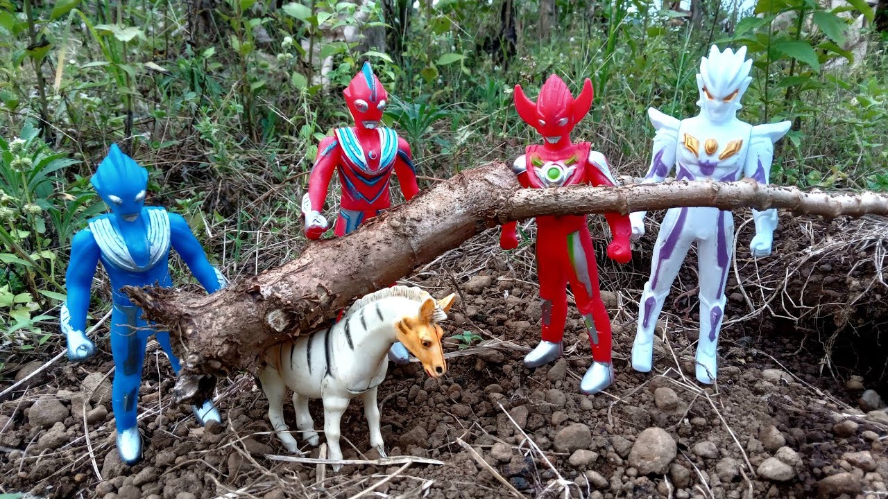 ultraman menyelamatkan zebra #mainanultraman #ultraman #mainanhewan # ...
