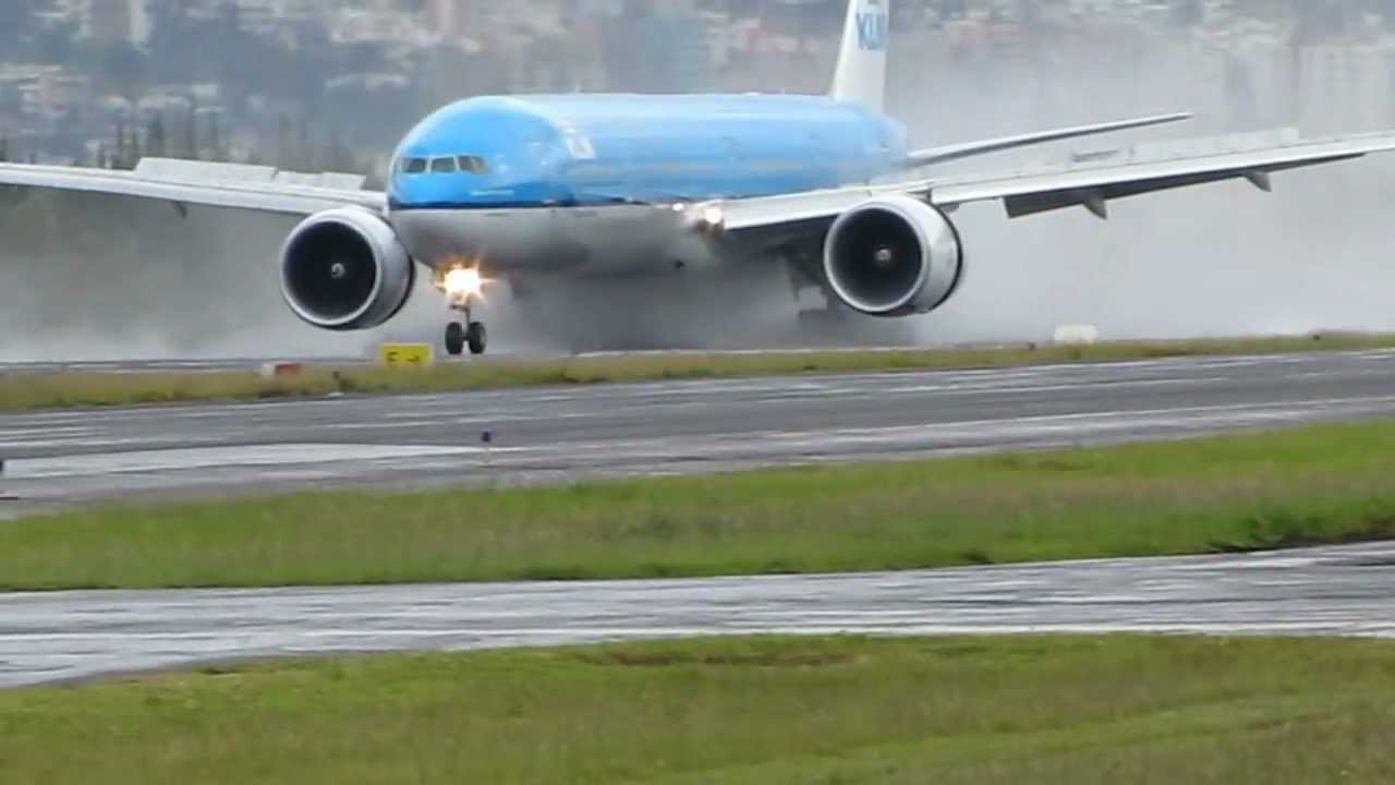 KLM Boeing 777-300 Quito arrival wet runway - YouTube