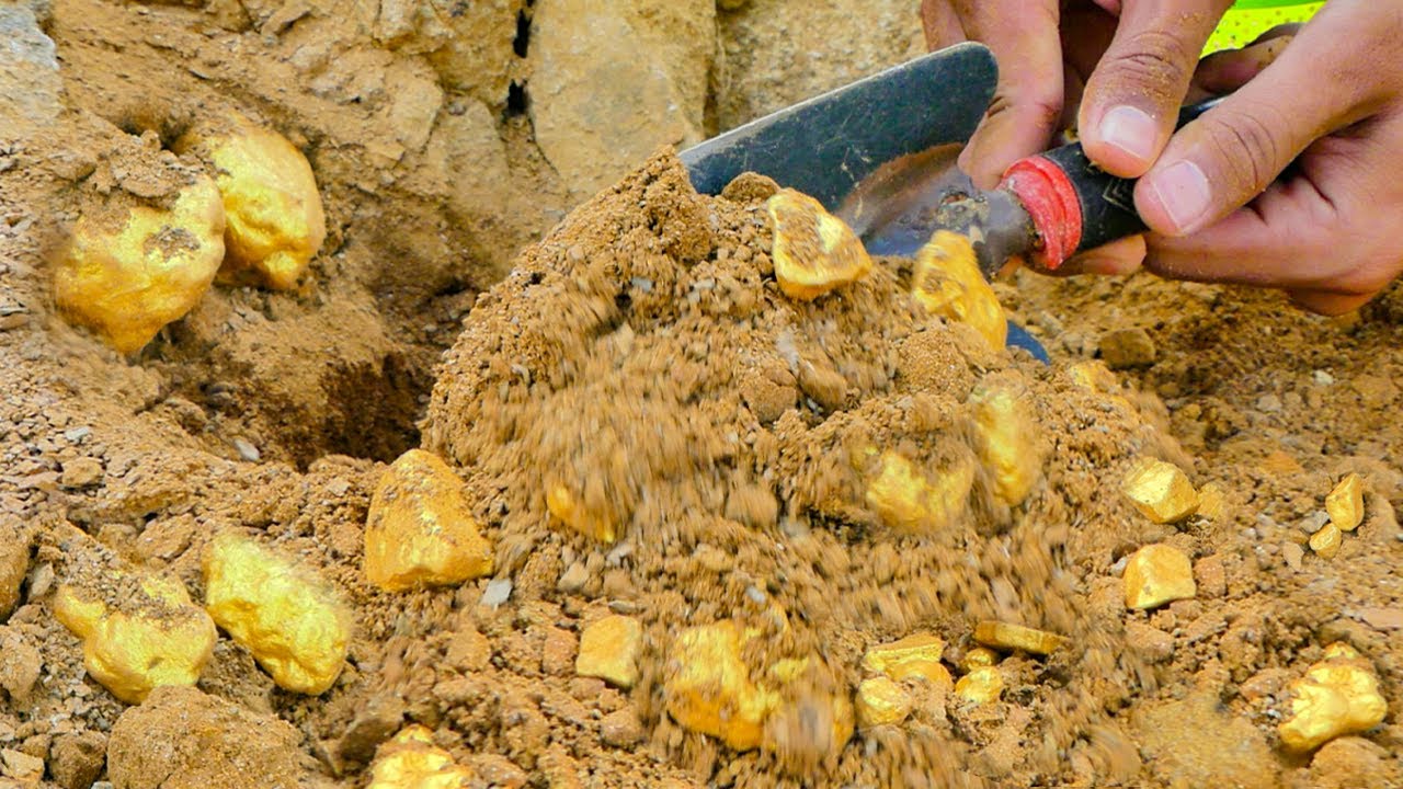 IT'S AMAZING,.! FOUND HUGE NUGGETS OF GOLD IN THE MOUNTAIN HIDDEN ...