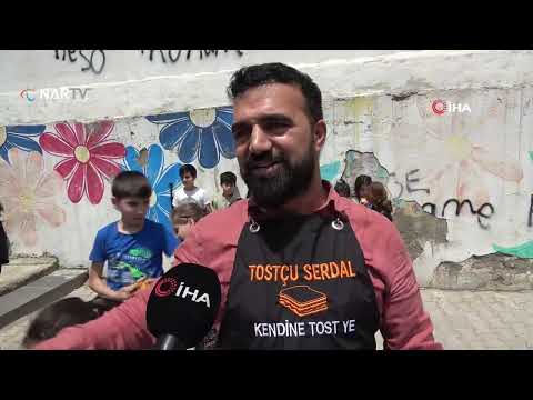 Küçükken hep 'bekledi' şimdi çocuklara ücretsiz dağıtıyor.