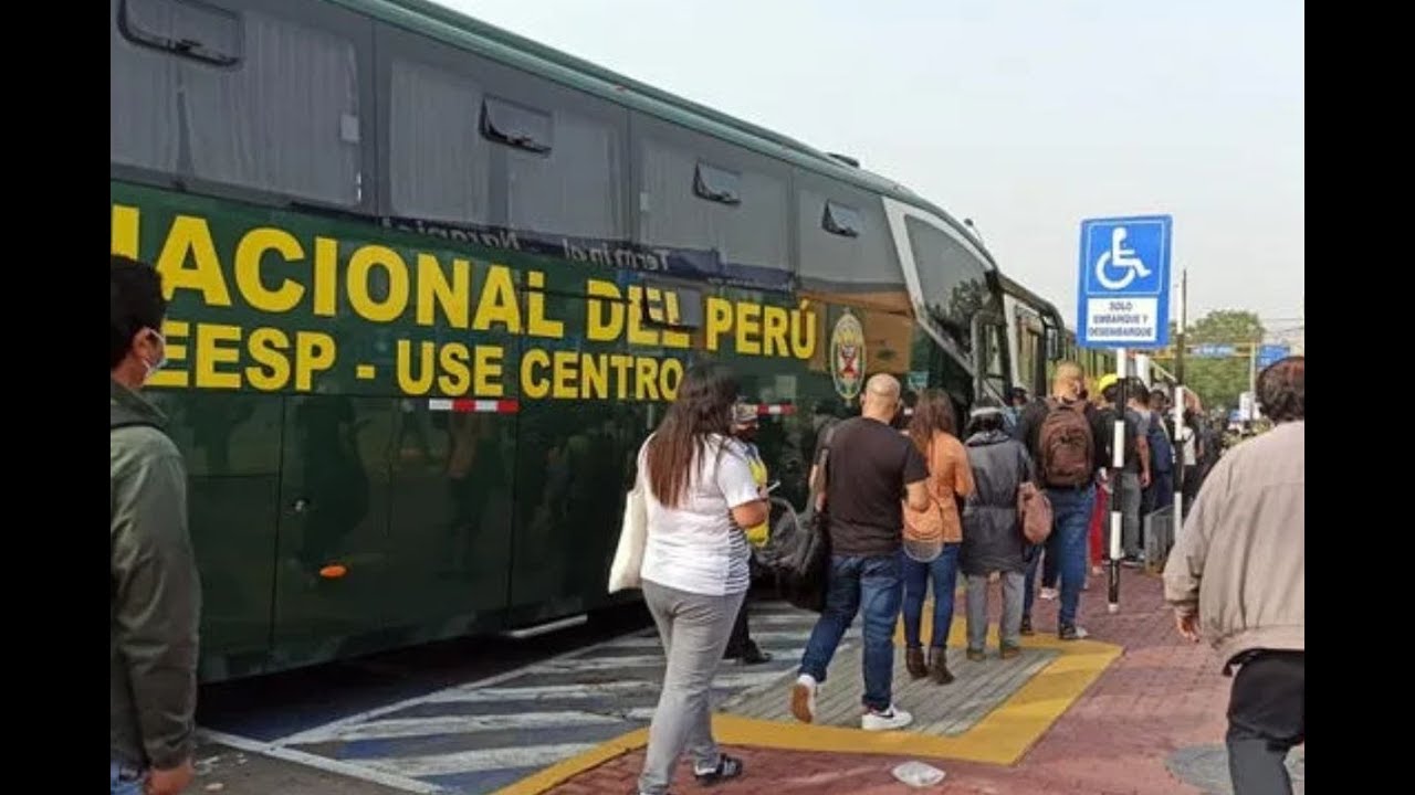 Buses de la PNP salen para apoyar en este paro de transportistas - YouTube