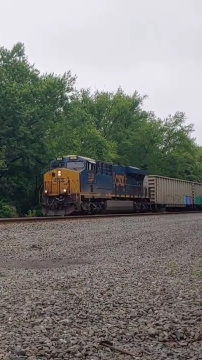 CSX 3134 heads west - YouTube
