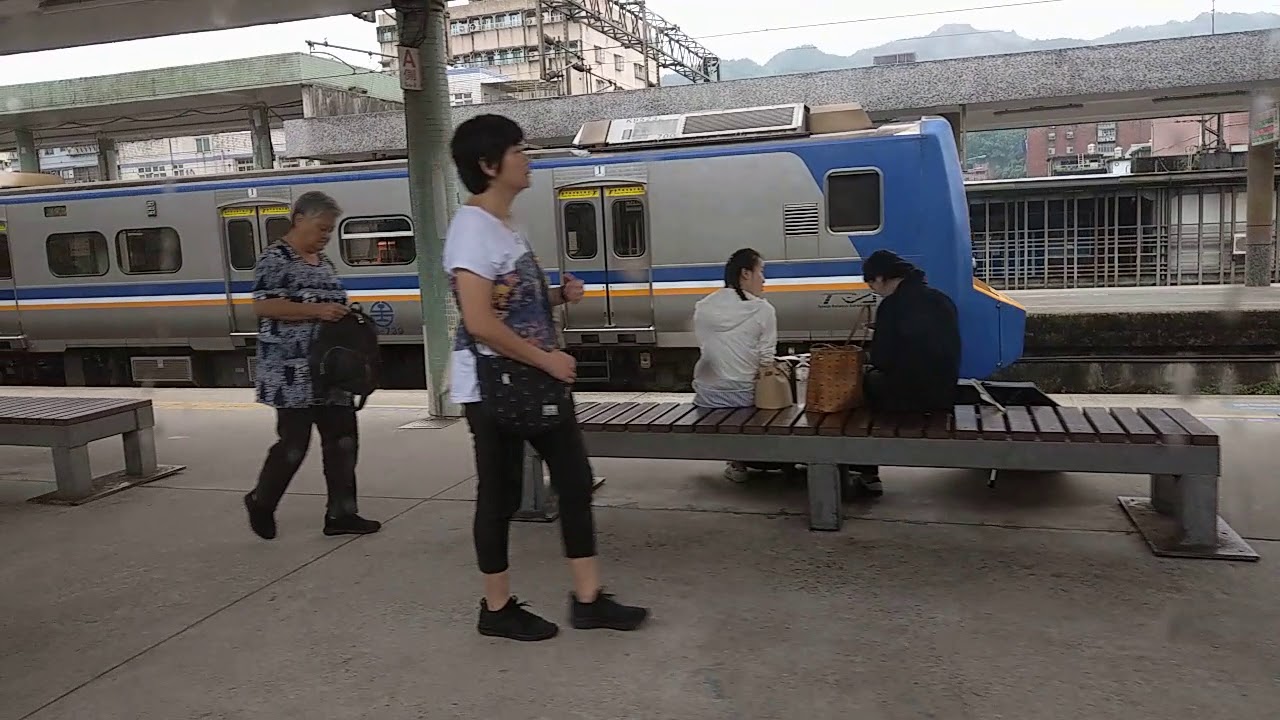 4162次經由宜蘭線開往蘇澳的EMU885+EMU886二代微笑號區間車，和4135次經由宜蘭線開往樹林的EMU740+EMU739阿福號 ...