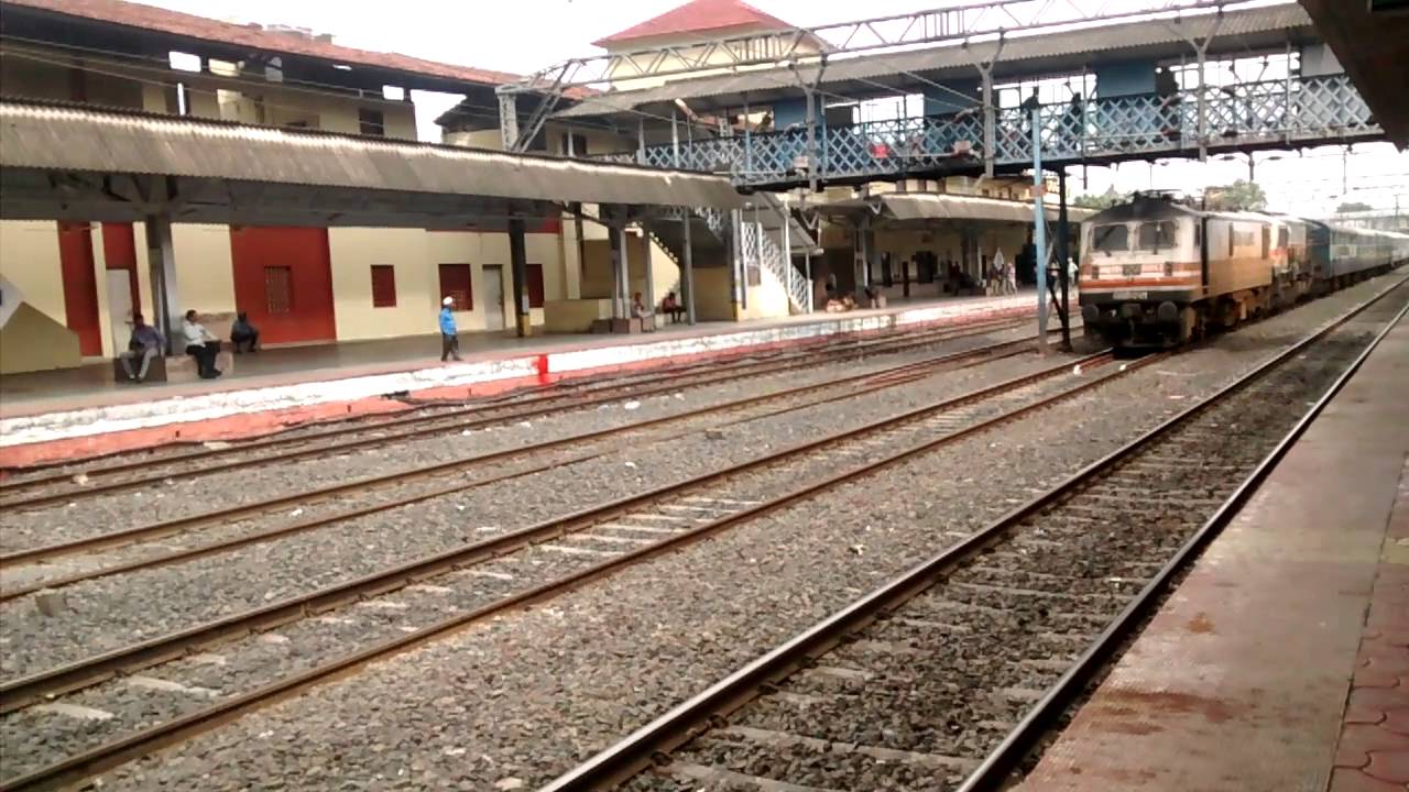 Pune Indore express at Khadki in MPS - YouTube