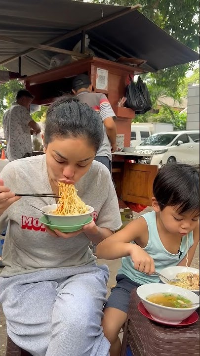 Mie ayam pinggiran emang paling parah enaknya!! #youtubeshorts #shorts - YouTube
