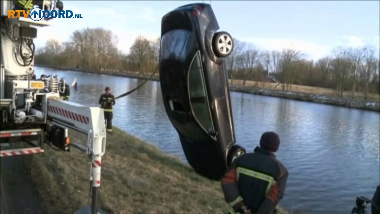 Man moet even plassen: peperdure Mercedes te water - RTV Noord - YouTube