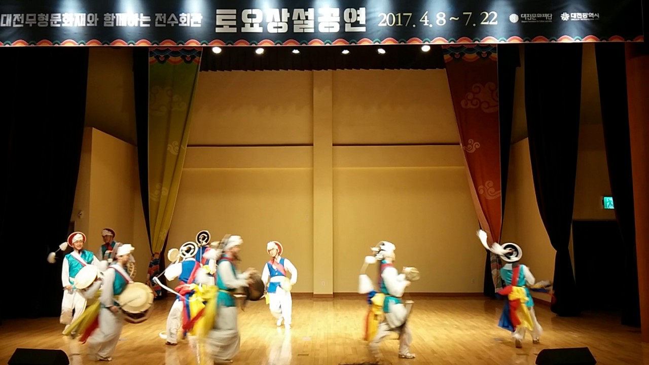 농악 Nongak ( traditional Korean music performed by farmers) - YouTube