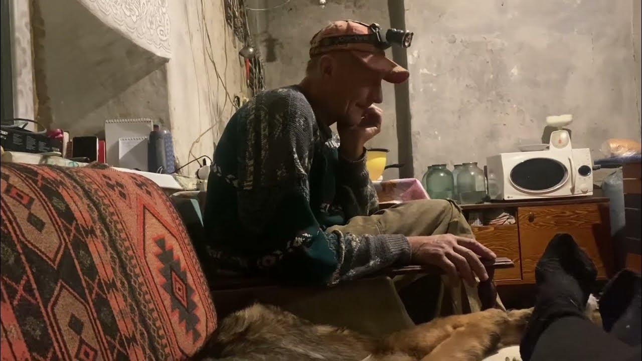 Темнеет быстро, дождь. Муж на мусорке.😄 Потягушки.🐶😄 Штаны по колено.😄 ...