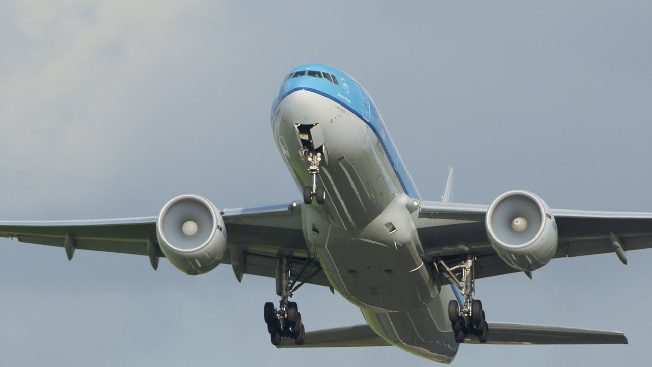 Airplane engine intake condensation fog - YouTube