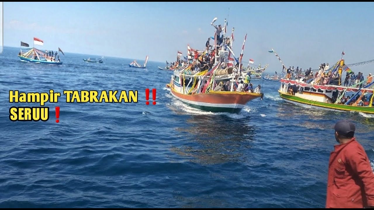 TRADISI SELAMATAN DESA PULAU GILIKETAPANG ACARA PETIK LAUT - YouTube