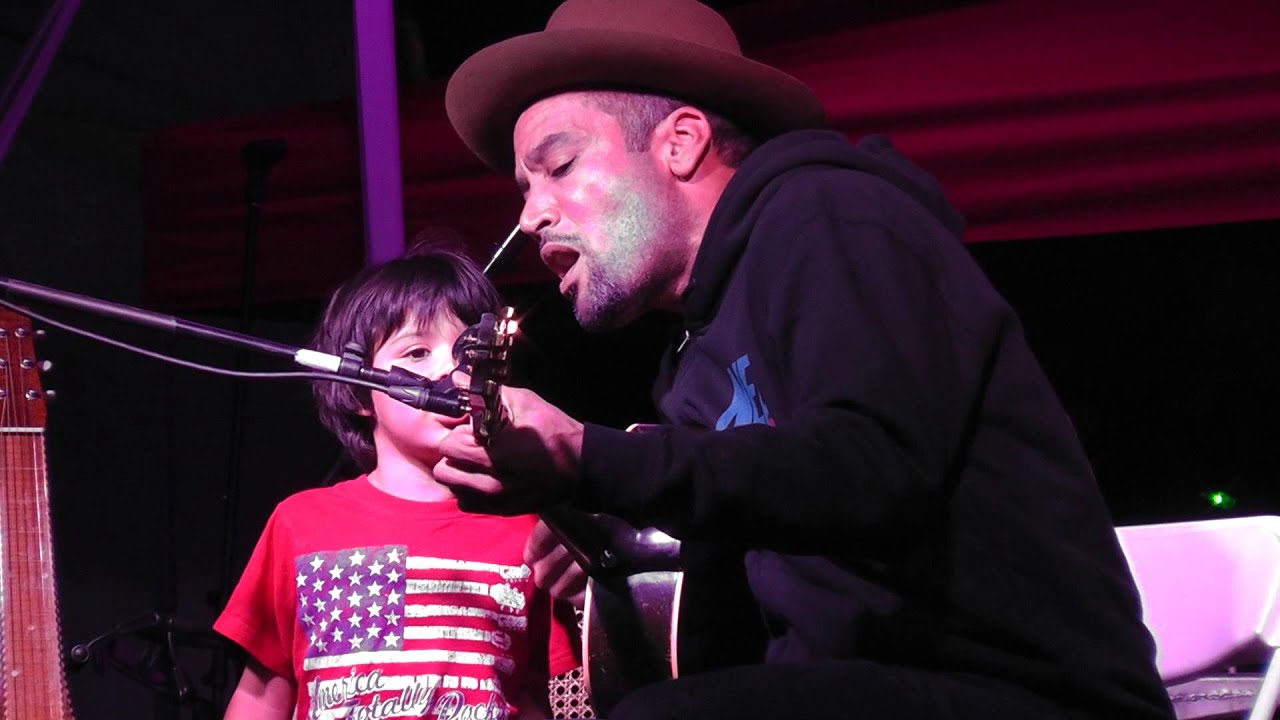 Kid gets to sing with Ben Harper - YouTube