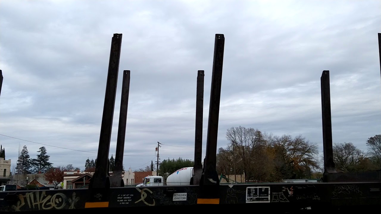 UP 9089 UP 8432 UP 8374 LEAD A NORTHBOUND FREIGHT TRAIN - YouTube