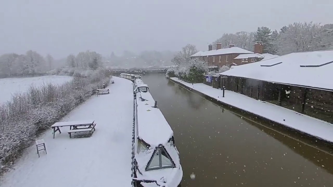 133-Snowy Scene from a Narrowboat - YouTube
