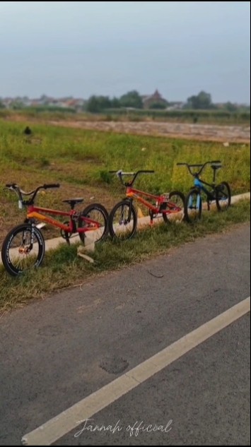 sepeda balap razor vs sepeda balap razor biru #shorts #viralvideo # ...