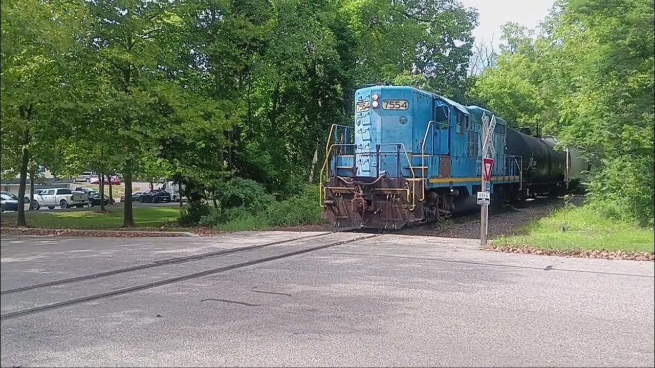 East Penn Railroad Perkiomen Branch Conrail GP10 7554 Pennsburg 2nd Street Crossing - YouTube