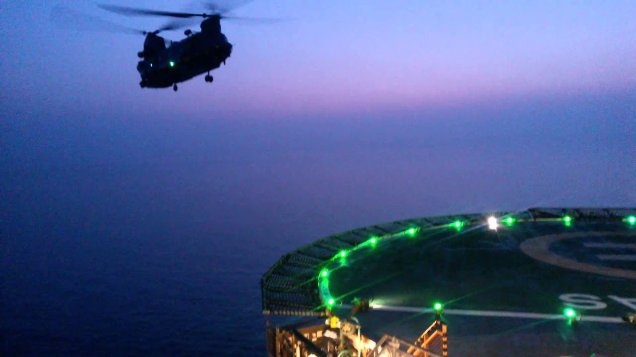 RAF Chinook practising on oil rig - YouTube