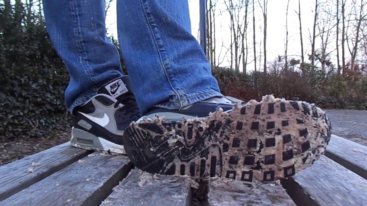 Nike Air Max stomp / crush food, chocolate cakes "Mergpijpen" - YouTube