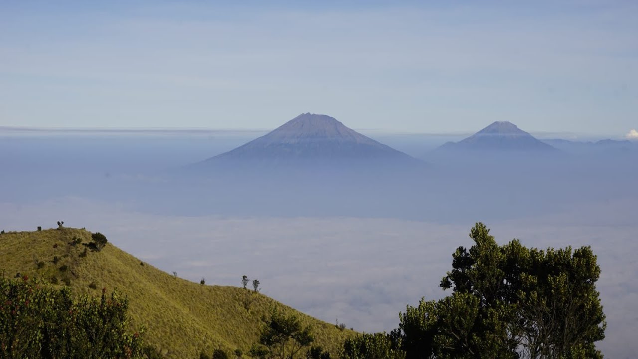 Sunrise & samudra awan gunung merbabu - YouTube
