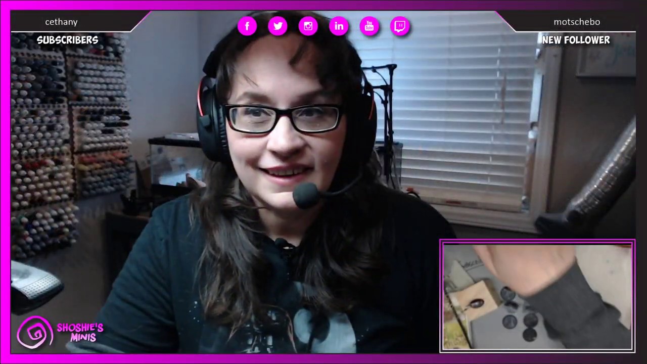 Shoshie is finishing up commissions and painting another auction ...