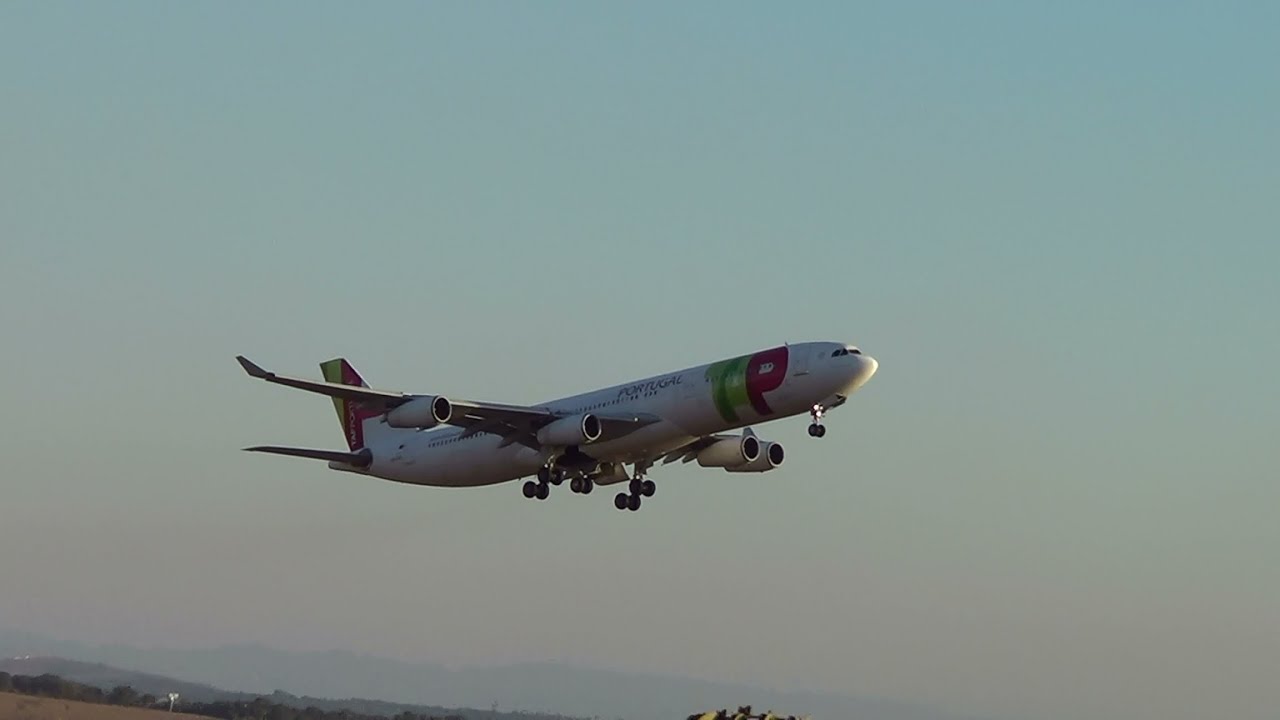 Aviões da TAP decolando e pousando do Aeroporto Internacional de Belo ...