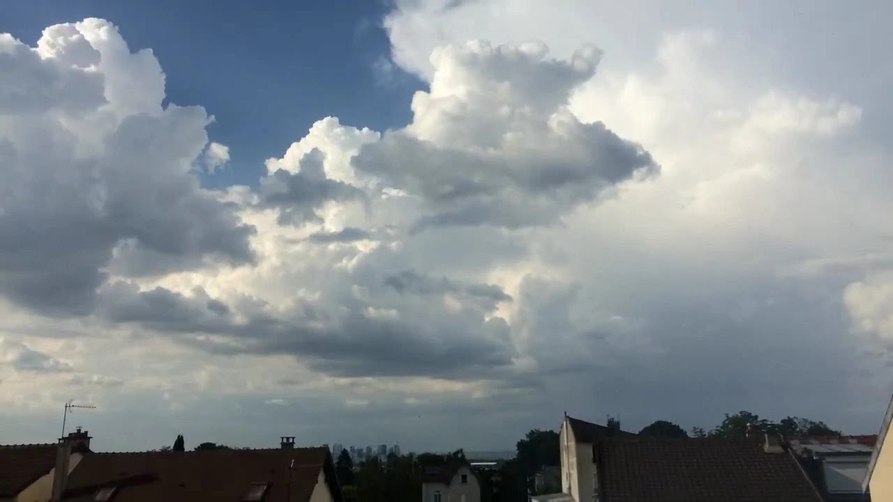 deux gros cumulonimbus et orage - YouTube