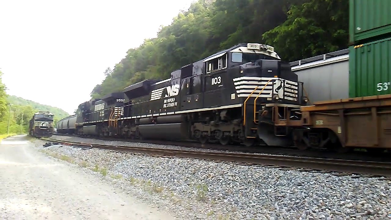 NS 2649, 8406 & 9503 meet 216nb with NS 9551 & 1103 17may18 Harriman tn ...