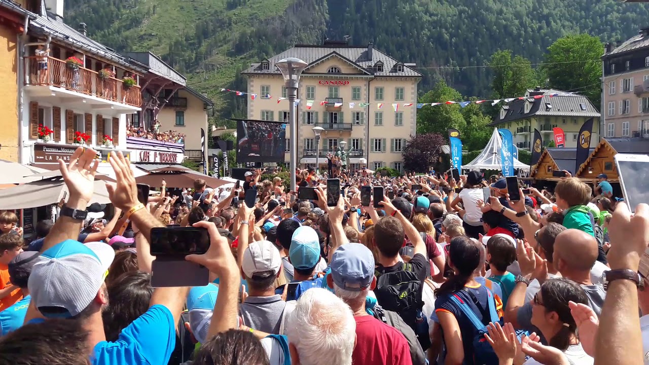 Chamonix - UTMB 2019 - Foule et ambiance à l'arrivée du 1er de l'UTMB ...