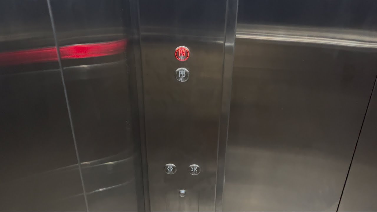 Fuji Yida Traction Elevator at Toyota CLEBER Cumbres in Monterrey ...