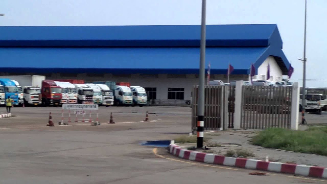 ด่านมุกดาหาร Mukdahan border crossing 2015 - YouTube