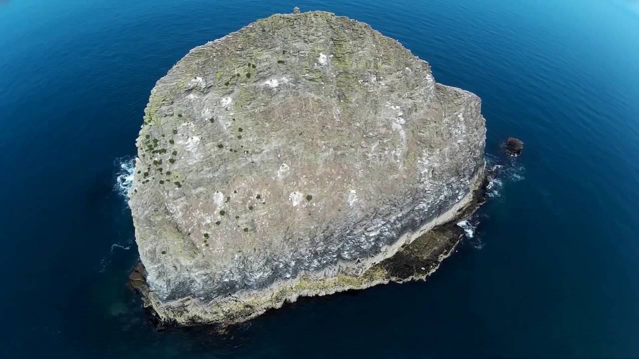 Aerial flight to Gull Rock, Trebarwith Strand, Cornwall. 1080p - YouTube