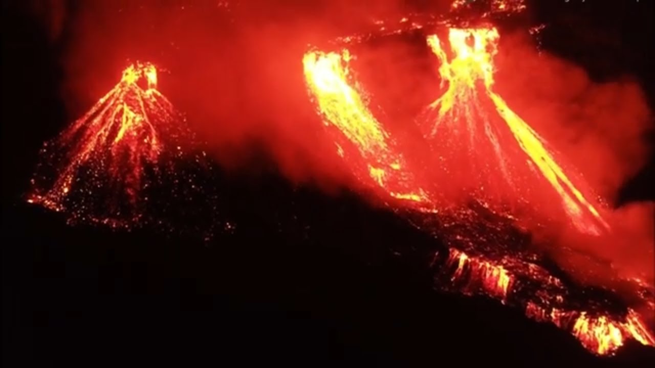 UNBELIEVABLE SCENES in La Palma! Lava Flow Falling at Los Guirres Beach ...
