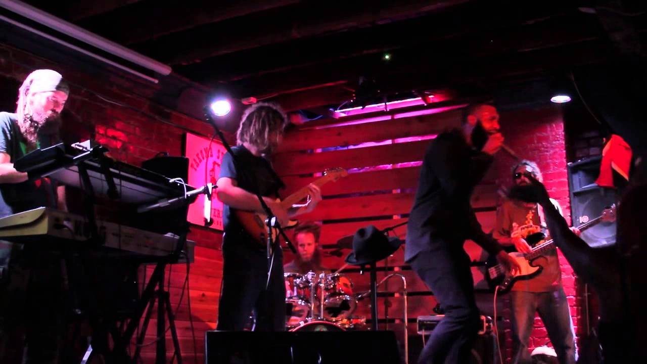 Metric Man feat Machet "Conquerer" live. - YouTube