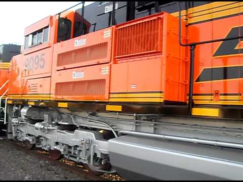 sd70ace new bnsf 9095 y 9094 - YouTube