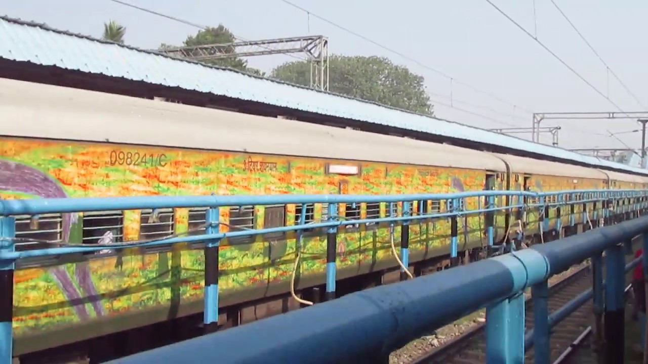 Meeting the Hybrid LHB Yeshwantpur-Howrah Duronto Express at ...