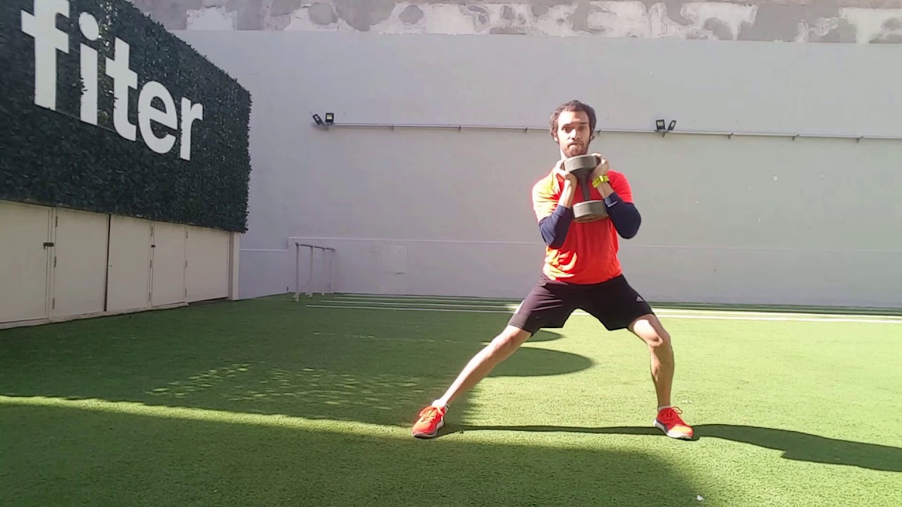 Estocadas laterales con mancuerna - YouTube