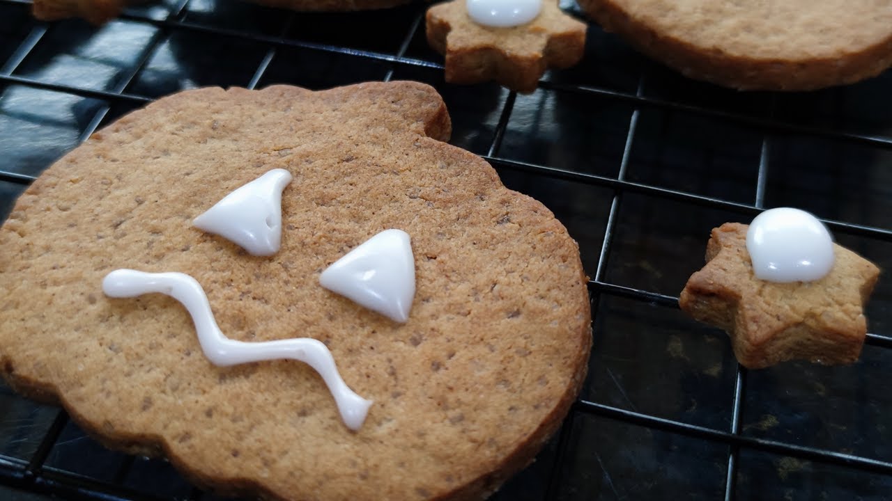 Lisa's Gingerbread Halloween Spooky Biscuits #vlogtober - YouTube