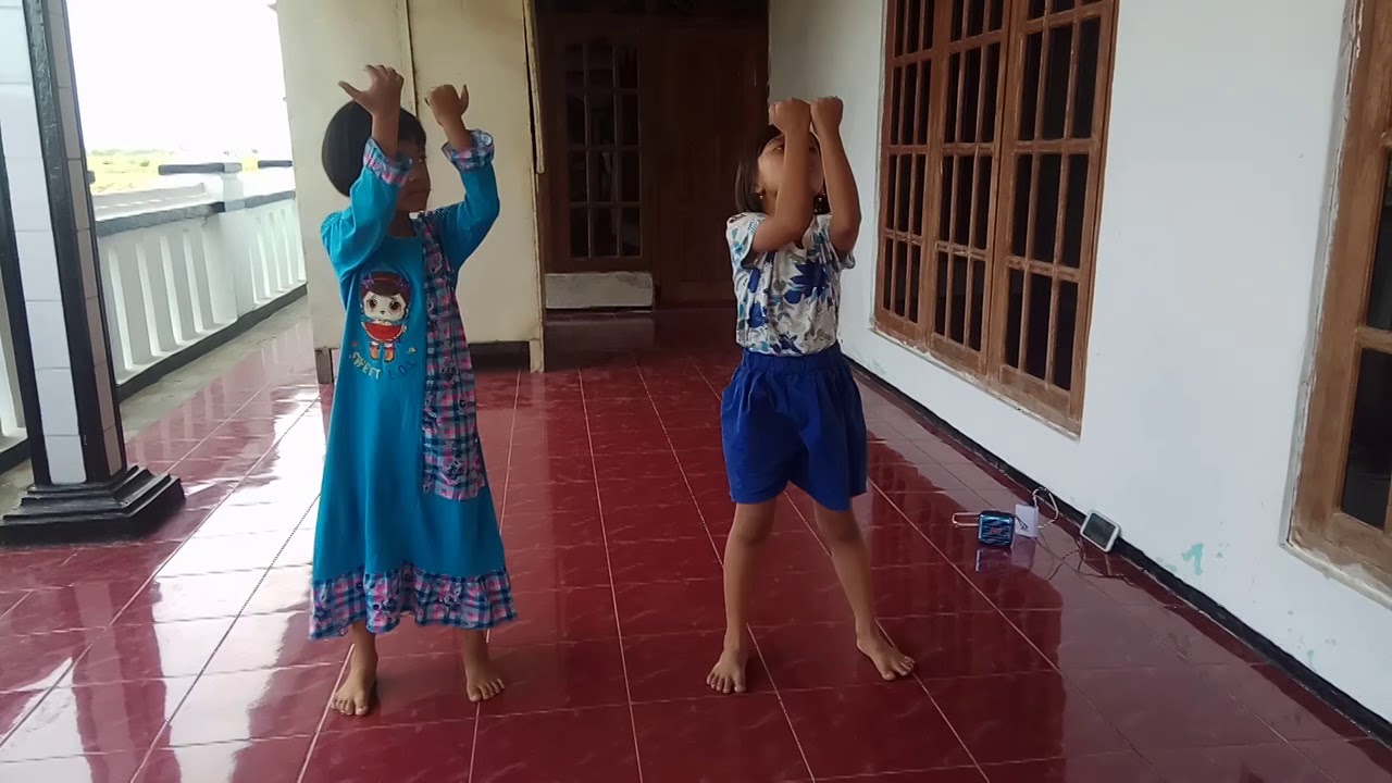 Kania zarah vs amini nur andini - YouTube