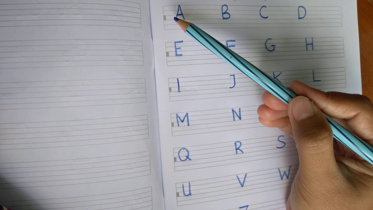 Menulis huruf besar di buku halus garis 5 - YouTube