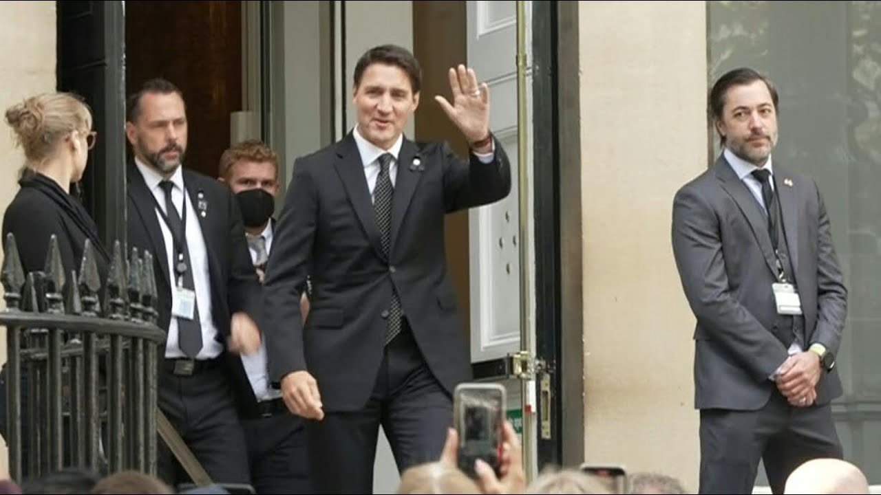 Justin Trudeau leaves the Canadian embassy in London | AFP - YouTube