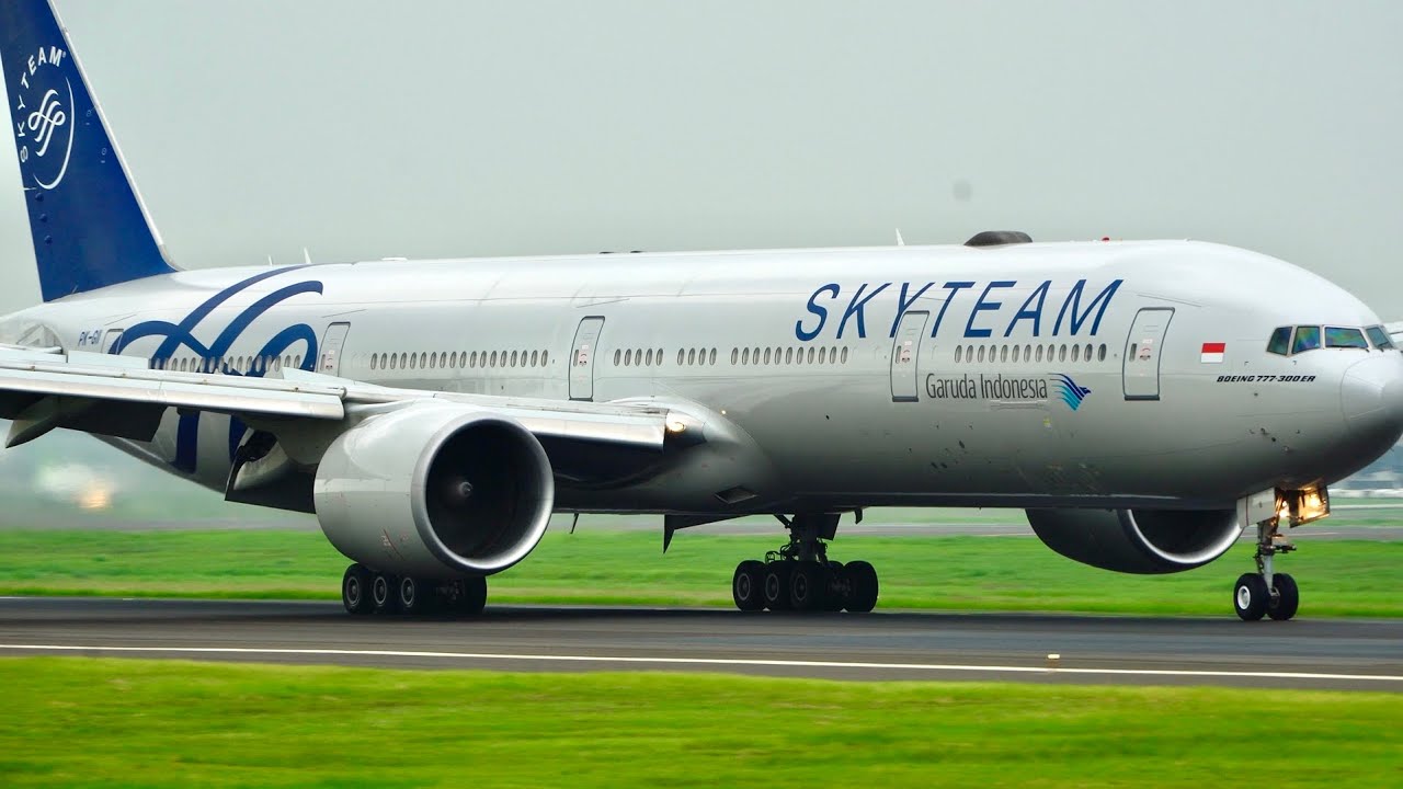 Garuda Indonesia SkyTeam Boeing B777-300 & China Airlines Airbus A350 ...