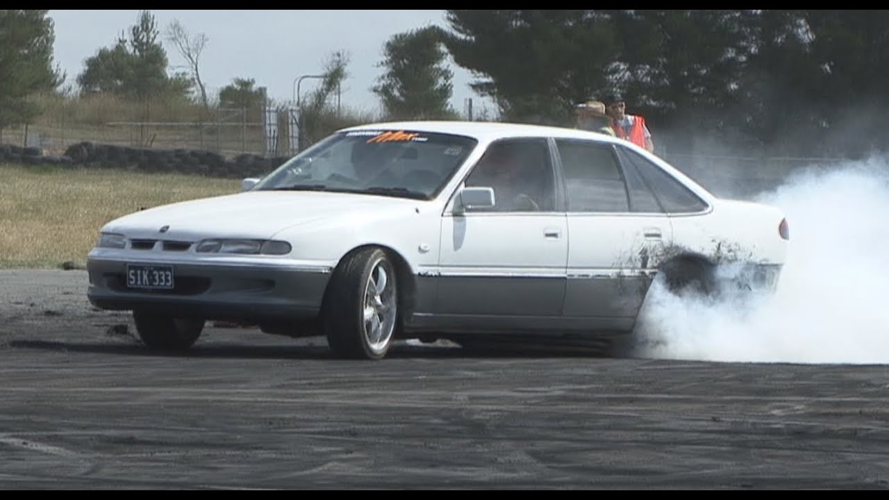 VS Commodore SIK333 burnout at Burnout Warriros 2012 - YouTube